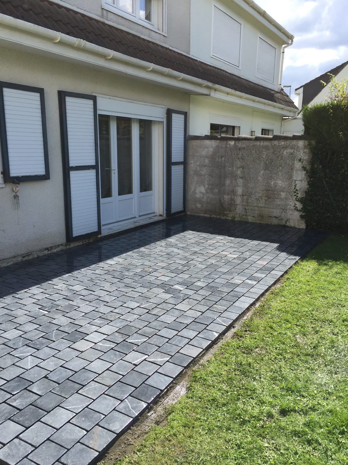 Rénovation d’une terrasse en pierre bleue Vietnam – XLBatiment